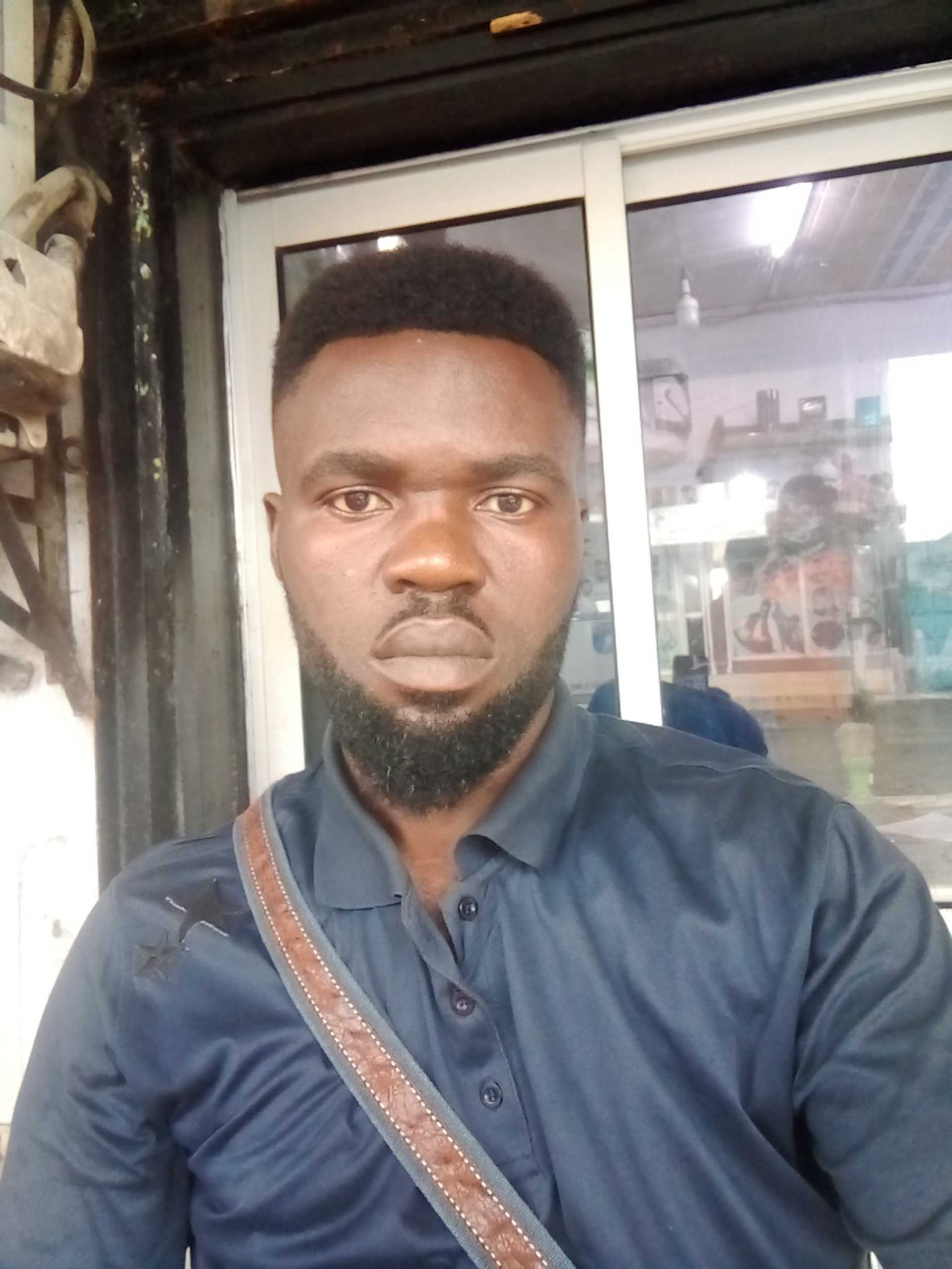 Je viens auprès de votre haute bienveillance solli..